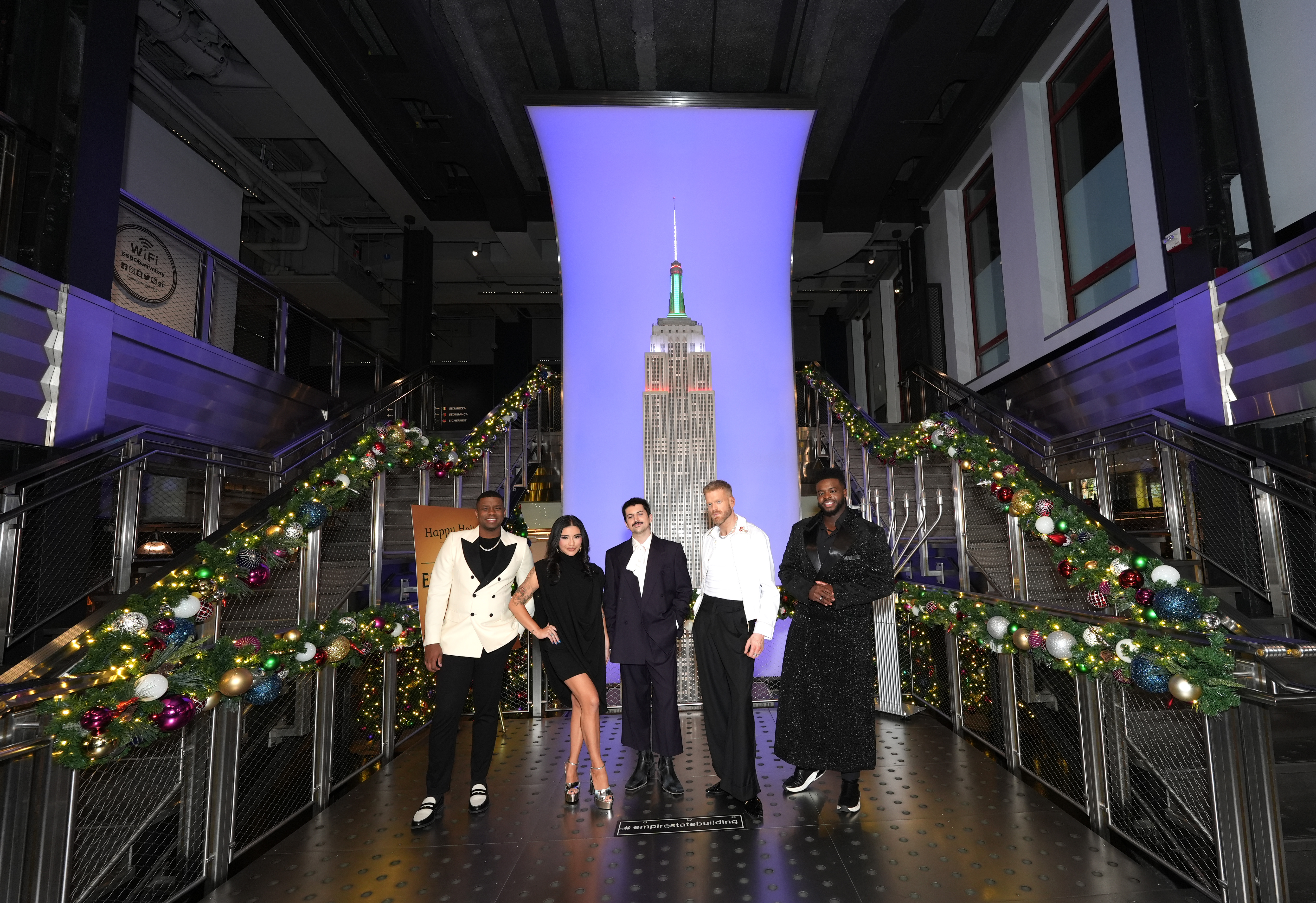 Espetáculo de luzes e música natalinas no Empire State Building em Nova ...