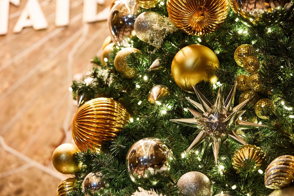 Holidays in NYC 2023: ESB Presents Decor, Pop-Ups, Santa Visits, and ...