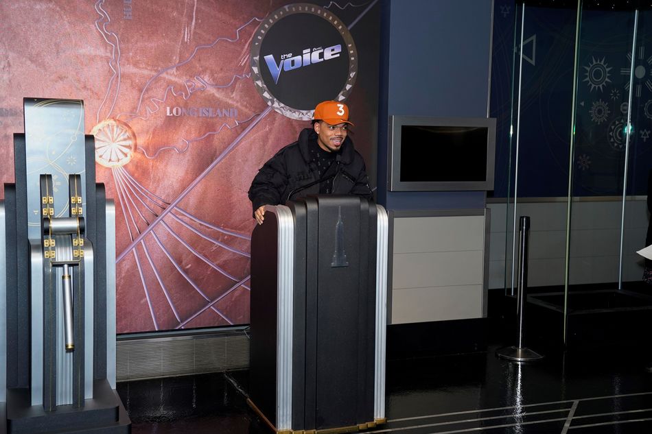Chance The Rapper가 "The Voice!" 시즌 25에서 ESB를 빨간색으로 조명합니다! | 엠파이어 스테이트 빌딩
