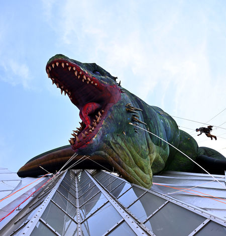 A Spectacle in NYC: Empire State Building Debuts 270-Foot Vhagar the ...